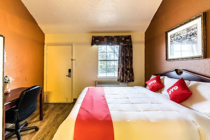 Comfy Budget Room With King Bed Near Local Hot Spots And Quick Dining Trips! - Decatur, TX