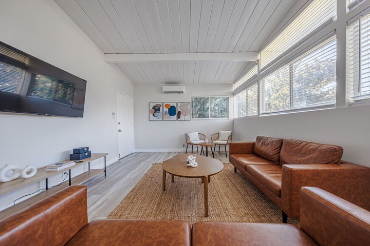 Spacious 2-bedroom Apt In Beverly Hills Residential Area - Beverly Hills, CA