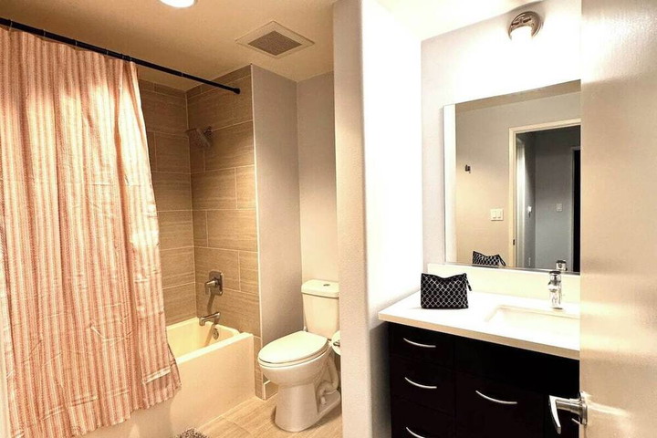 Modern 1br In Downtown Burbank, Walkable + Parking - Burbank, CA