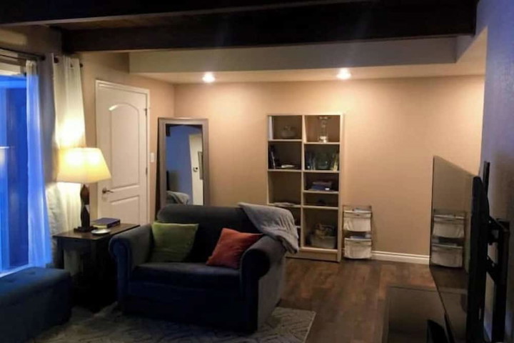 Bootlegger Bungalow - Downtown Anchorage - Anchorage, AK