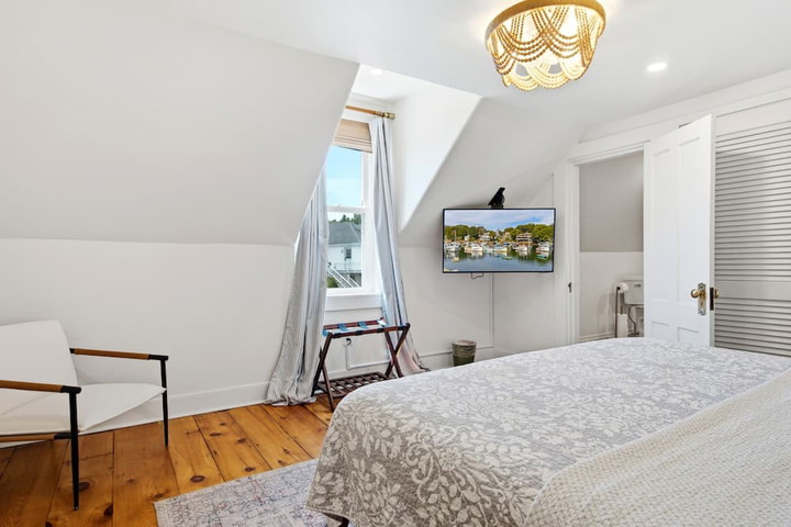 Boothbay Harbor Inn Room 5: Spacious Second-floor King With Open Ocean Views - Boothbay Harbor, ME