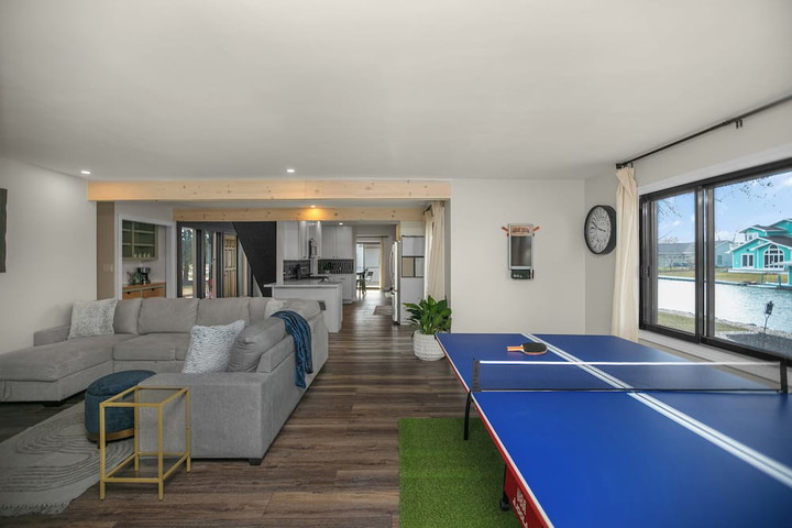 Simonton Lake House With Pontoon, Kayaks, Ping Pong, Fire Pit, + Outdoor Darts - Elkhart, IN