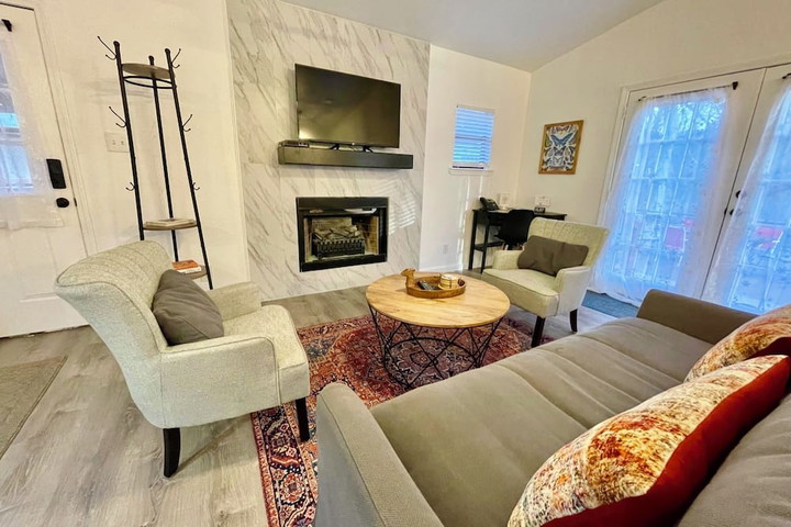 Cottage 10 Coral, Pet-friendly Two-bedroom Creek-facing Cottage - Wimberley, TX