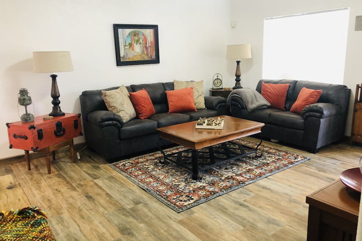 Casa De Flores 3 Bdrm, 2 Bath With Covered Hot Tub - Las Cruces, NM