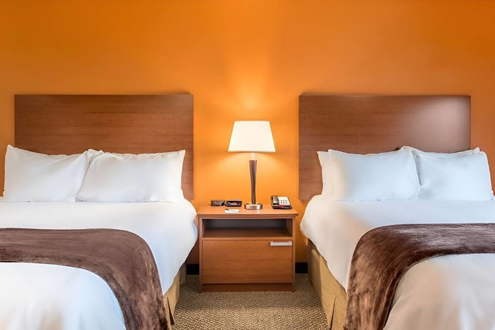Pet-friendly Room W/ Swimming Pool Perfect For Extended Stays In Council Bluffs - Council Bluffs, IA