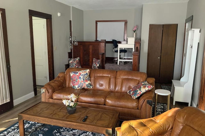 Charming, 1-bedroom, Spacious Duplex With Sleeper Sofa In Delightful Dubuque. - Dubuque, IA