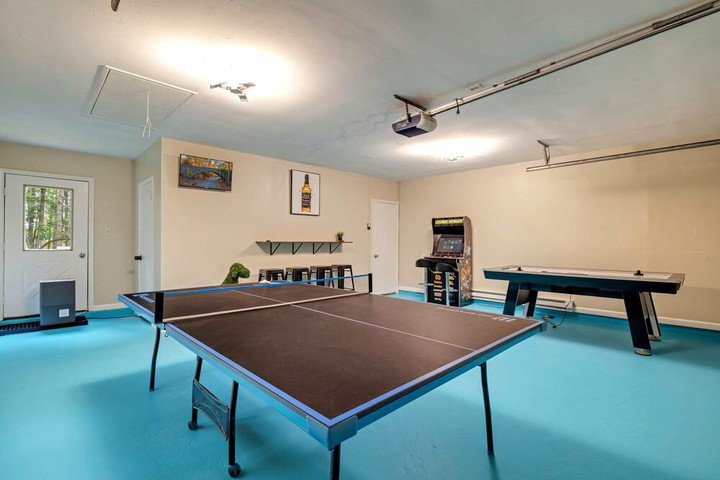 Game Room, Hot Tub, Fire Pit, Dogs Ok, Indoor Pool - Mount Pocono, PA
