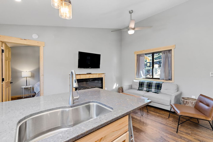 Modern Rustic Design With Upscale Finishes And 2 Bedrooms. - Mount Rushmore, SD