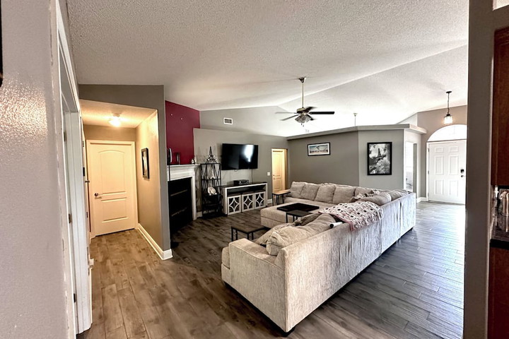 Forget Your Worries In This Spacious And Serene Space With A Beautiful Lake View - Milton, FL