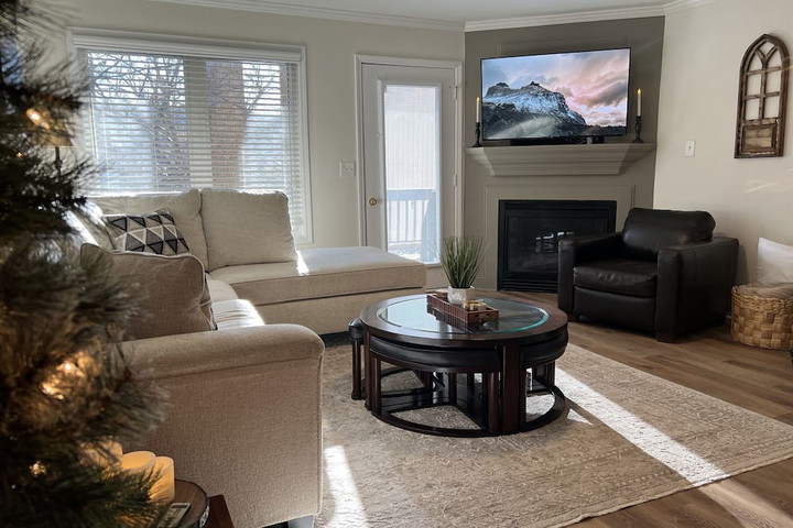 Riverfront & Mt. Yonah Views: 3 Master Suites - Walk To Water Park! - Cleveland, GA