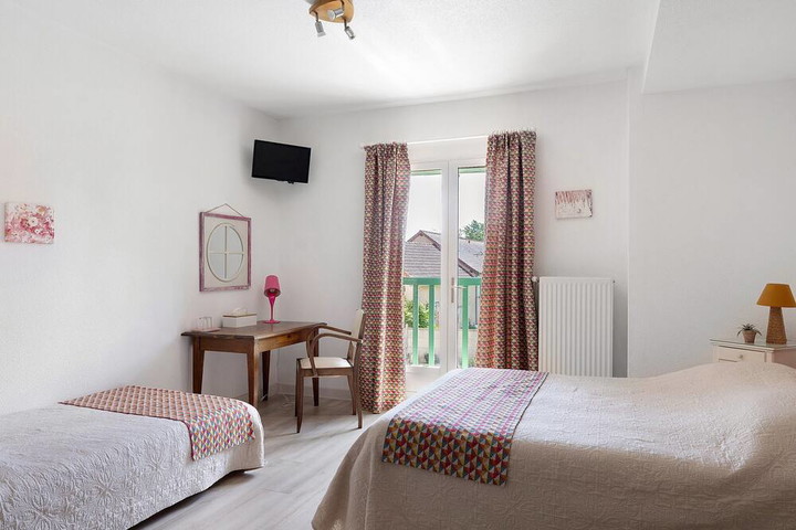 Chambre Dhôtes « Les Malvaux - Chambre Fuchsia » Avec Piscine, Terrasse Partagées Et Wi-fi - Montluçon