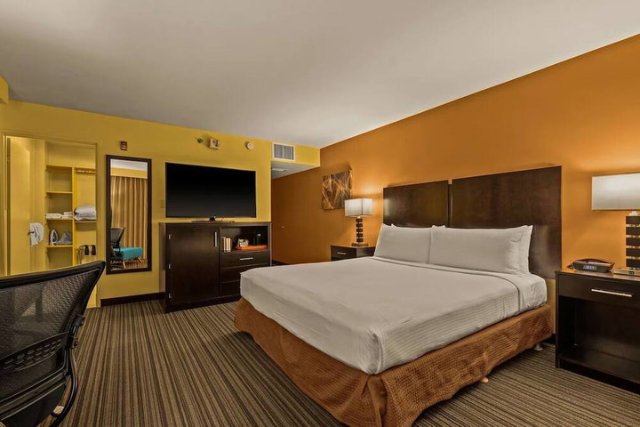 Best Western The Plaza | Standard Room, 1 King Bed | Free Breakfast - Waipahu, HI
