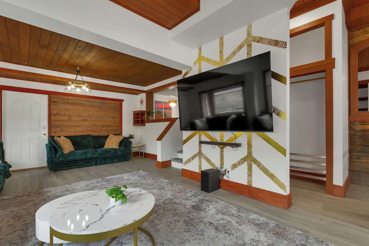 Main House - Spacious Modern Retreat W/wood Accents - Sleeps 12 - Vernon