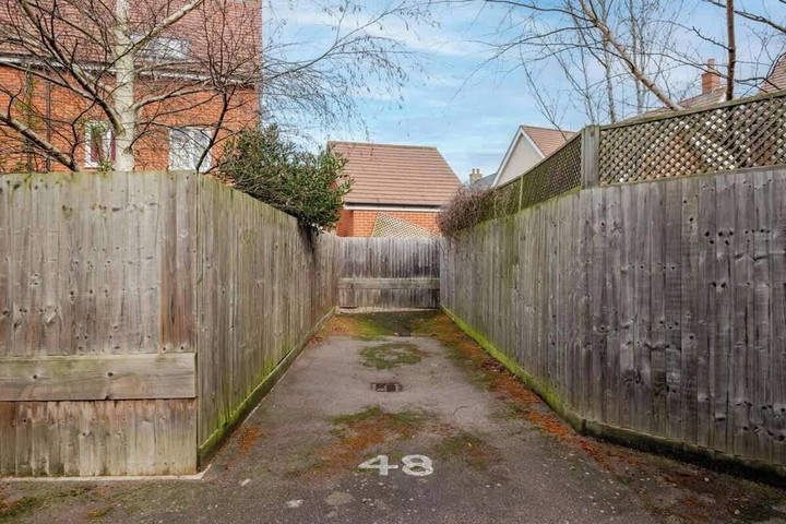 Spacious 4 Bed Home With 2 Bathrooms & Parking - Bedford