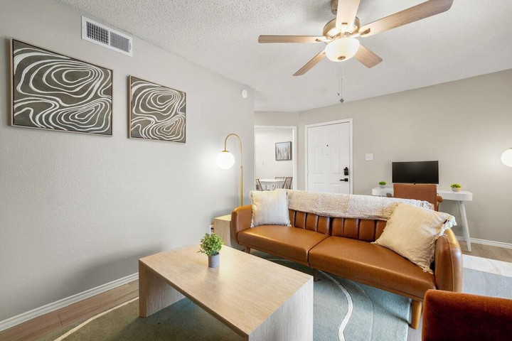 Luxury Budget North Austin Apartment - King Bed - Pool - Ultra Fast Wifi - Pets - Pflugerville, TX