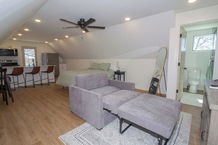 The Studio On Rainbow Is A Cozy And Functional Studio Apartment Located In Waynesville, Just Minutes From Fort Leonard Wood. Perfect For Short Or Extended Stays, This Space Offers A Queen Bed, Twin Pullout, Full Kitchen, And Modern Essentials - Waynesville, MO