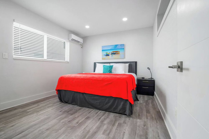 A Boutique, Renovated Coastal Retreat Featuring Fully Equipped Condos W/kitchen, Minutes Walking To The Beach & Restaurants, Exciting Amenities Like A Heated Pool, Bbq Grill, Hammock And Fun Yard Games. Centrally Located, Minutes To Pompano Beach! - Deerfield Beach, FL
