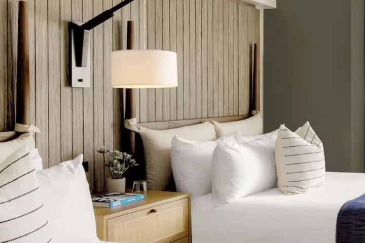 Short Stroll To Historic Downtown | Scenic Water View Room W/ Balcony - Rhode Island