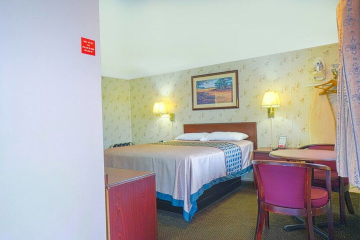 Queen Bed | Non Smoking - Bay City, MI