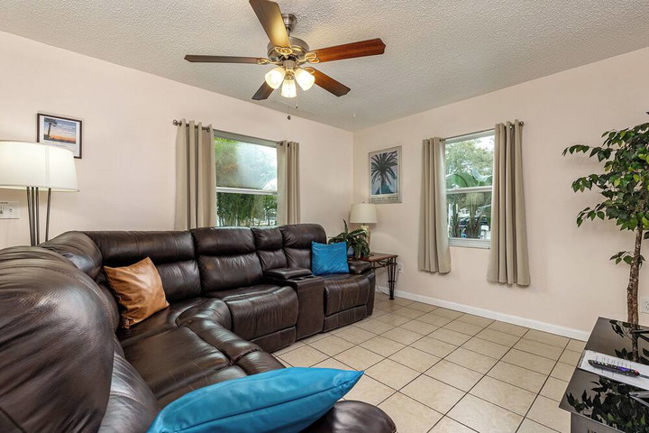 Key West Charm In Tarpon Springs! - Dunedin, FL