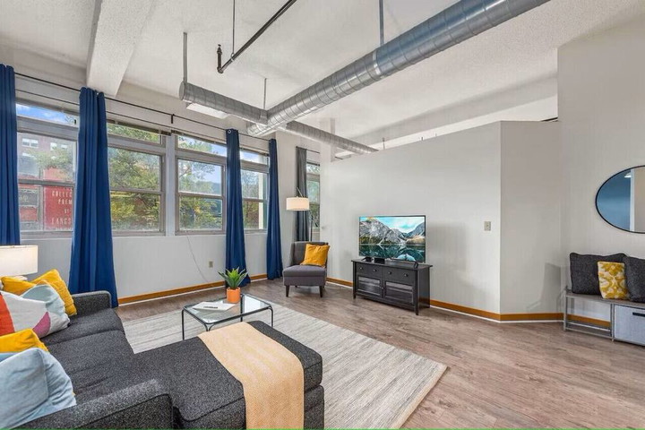 King Bed Downtown Kc | Walkable Kc Loft + Parking - Shawnee, KS