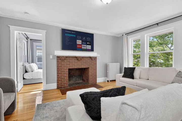 Spacious Allston 5br | 2 Baths + Parking - Boston, MA