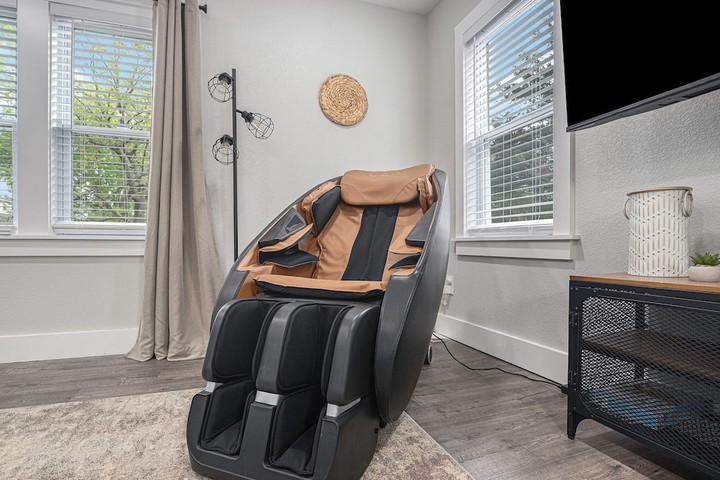 Secluded ½-Acre Retreat Surrounded By Trees For Ultimate Privacy And Quiet. Remodeled And Beautifully Furnished With Modern Finishes. Enjoy A Peaceful Setting Just 8 Minutes From Belton/raymoreperfect For Relaxing Stays Or Extended Work Trips. - Belton, MO