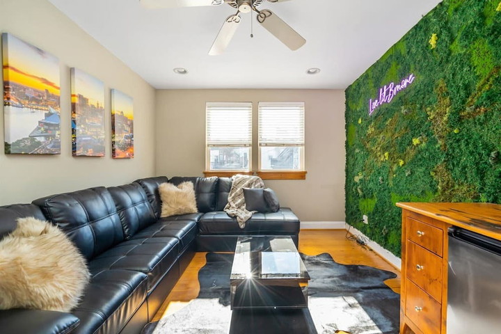 Charming Baltimore Townhome W/ Scenic Views - Glen Burnie, MD