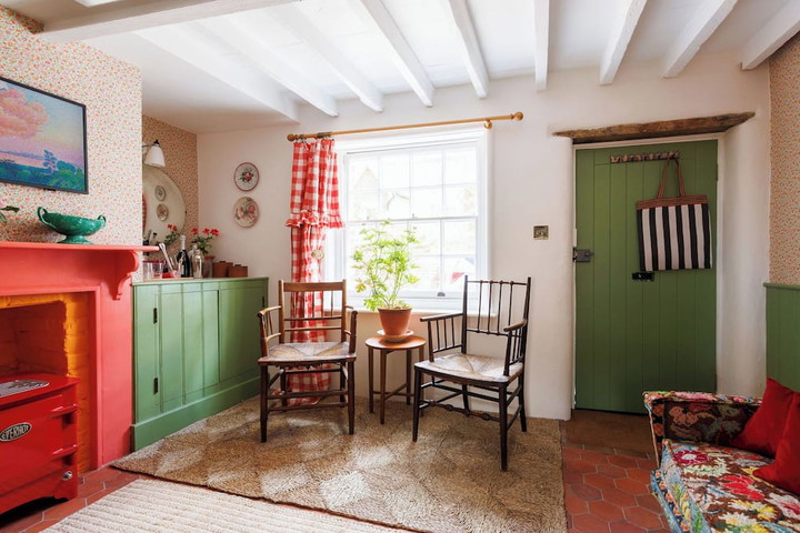 This Townhouse Is A 2 Bedroom(s), 1.5 Bathrooms, Located In Arundel, West Sussex - Arundel