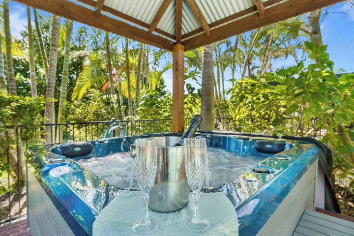 Synergy Beachside Nudist Retreat Qb/hot Tub Heated Pool Private Gardens - Hervey Bay