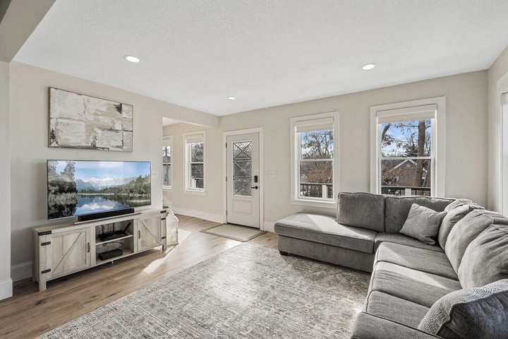 Charming Retreat! Over-looking Lake, Hot Tub, Wifi, Ac, Nearby Walking Trails - Stillwater, MN