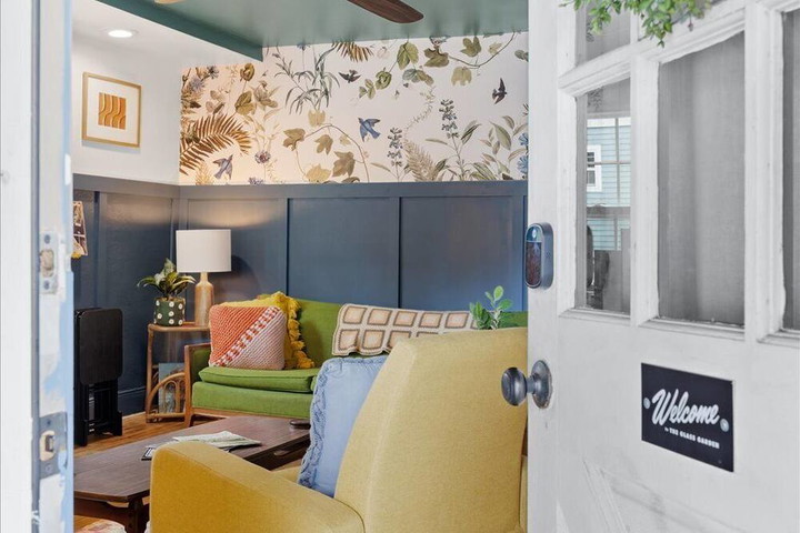 The Glass Garden - 60s/70s Retro-themed Apartment - Leland, NC