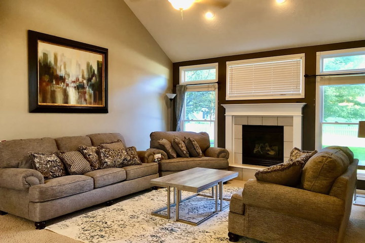Big 3,300 Sqft Beautiful 4br 3.5ba House At Beautiful Neighborhood - Lincoln, NE