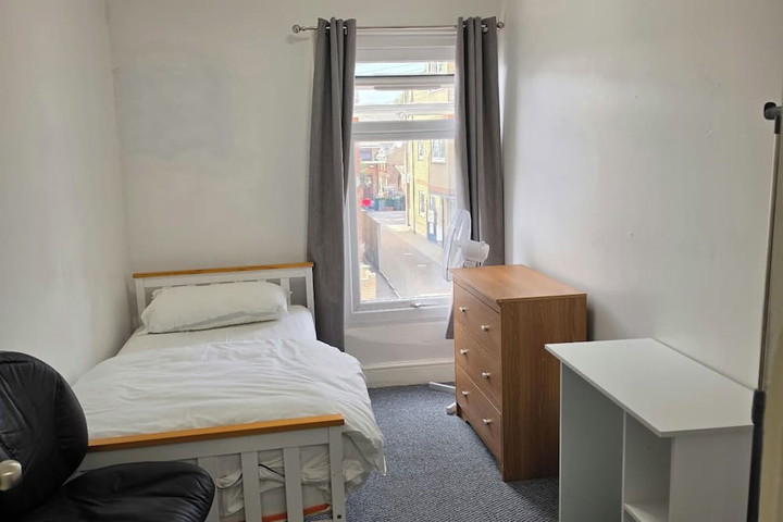 City Centre, P/ Bathroom,room-7, City View Place - Cambridge