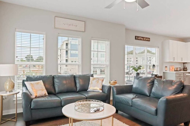 Reluxme|chic  2br W/ Balcony, Gym & Pool Near Mall - Belmont, NC