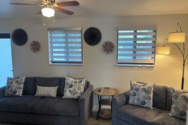 Fully Renovated Modern Home In Miami Gardens/sleeps 8/den Lounge/free Parking - Miami Gardens, FL