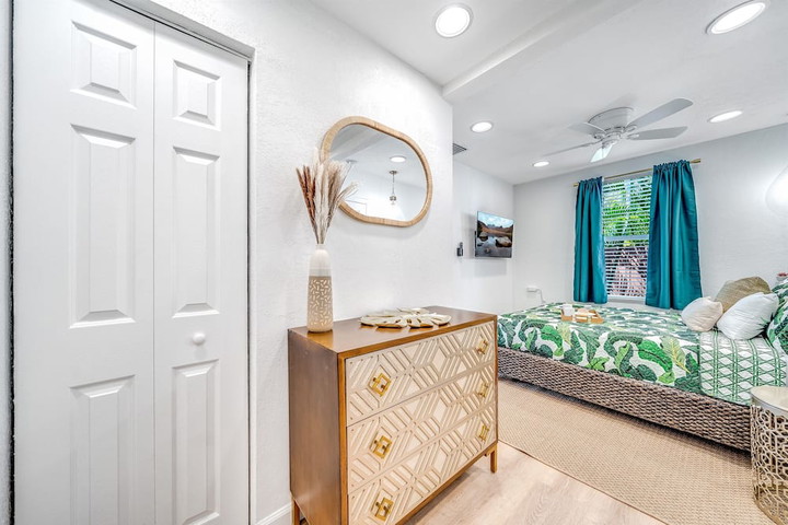 Guesthouse With Fenced Yard- Palm Wave Says - Palm Beach, FL