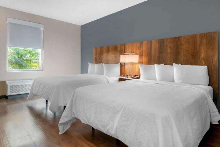 Spacious Suite | Outdoor Pool | Free Parking | Free Breakfast | Pets Welcome - Fort Myers, FL