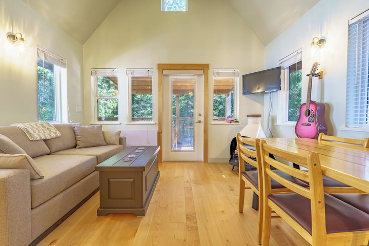 Cozy Cabin Near Wild Pacific Trail & Beaches!  The Squid Shack - Ucluelet