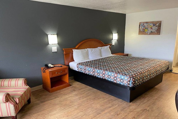 King Bed Smoking|budget Inn Greenville - Piedmont, SC