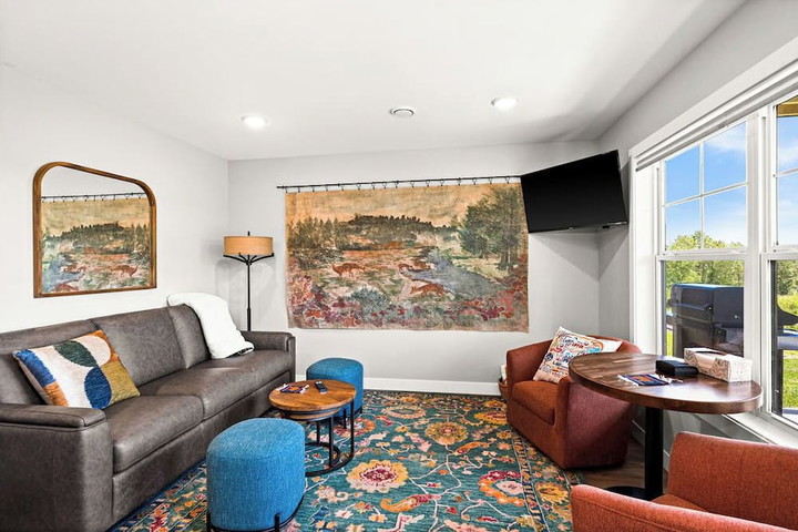 Riverwest Hunters Lodge - Hot Tub - River View - Dog Friendly - Duluth, MN
