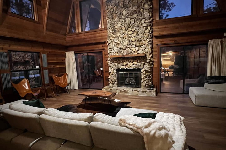 Welcome To Orlando's Chic Cabin! King Bed, Fireplace, Sauna, Hot Tub, Games - Florida