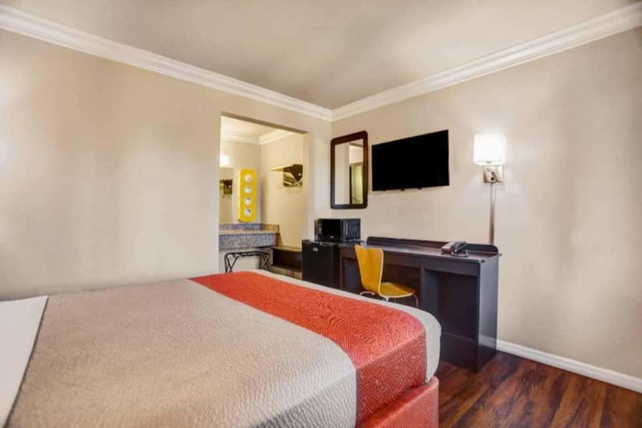 1 Queen Bed | Smoking, Micfridge - Fresno, CA