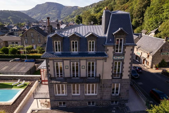 Grande Demeure Avec Piscine Couverte Et Parking Pour 15 Personnes - Chastreix