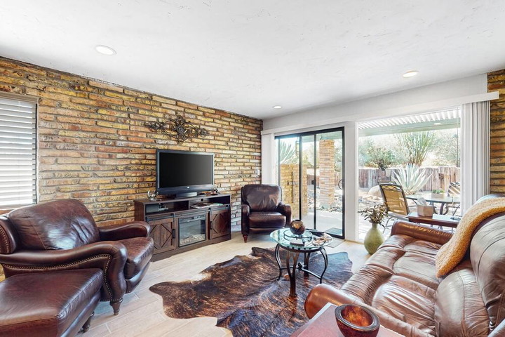 Charming Condo, Conveniently Located, With Shared Pool & W/d - Cave Creek, AZ