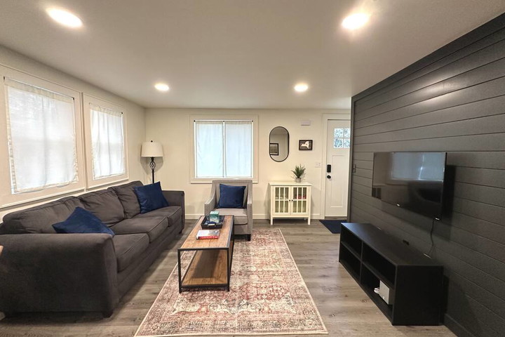 Cozy Modern Utica Retreat 2bd  Private Home  Near Hospital, Downtown & Dining - Utica, NY