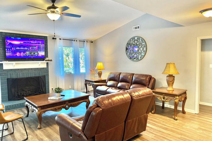 Charming Charlotte Getaway, Quiet Cul-de-sac, Big Deck, Near Uptown & Airport - Belmont, NC