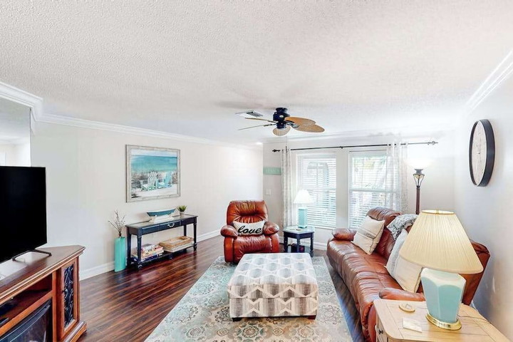 Home With Private Pool, Enclosed Yard, Patio, Sunroom, Ac, & W/d - Venice Beach, FL