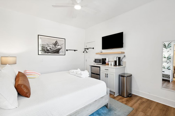 Folliday Inn - The Racer - Room 35 - Folly Beach, SC