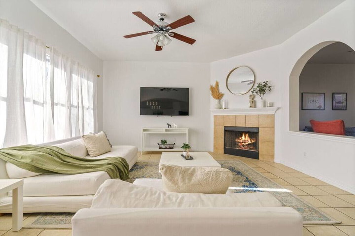 Entire 8-br Home Near Tesla & Samsung Sites - Elgin, TX